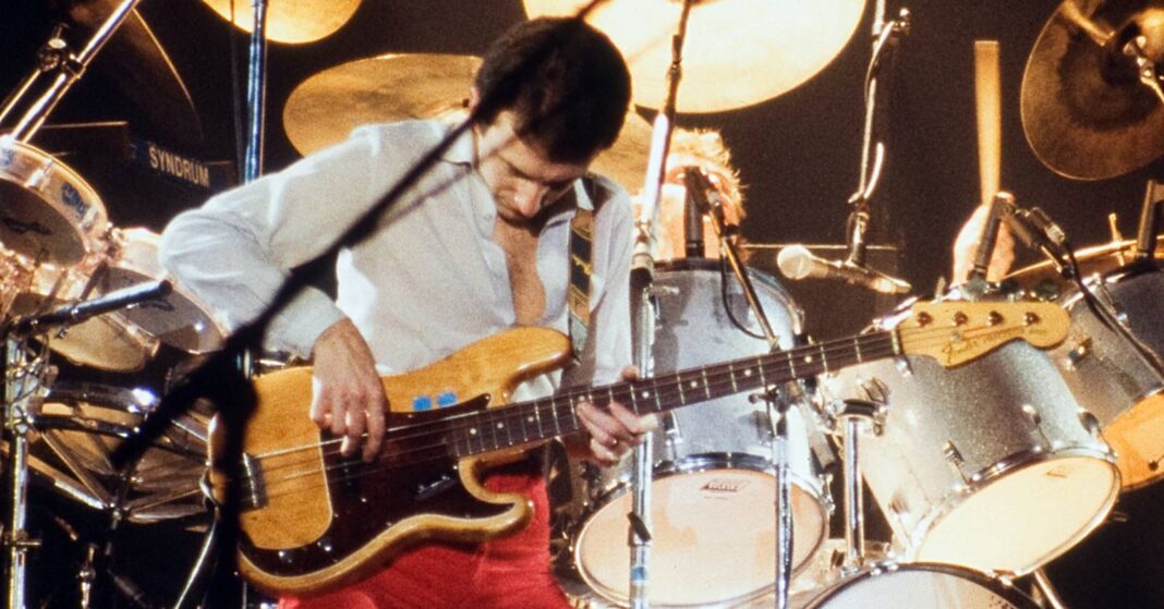 John Deacon faz sua primeira contribuição ao Queen em quase 30 anos