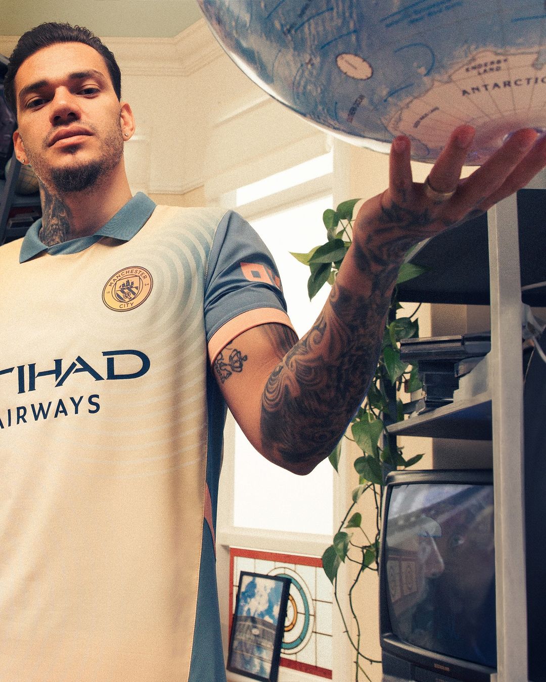 Manchester City lança uniforme em homenagem ao Oasis