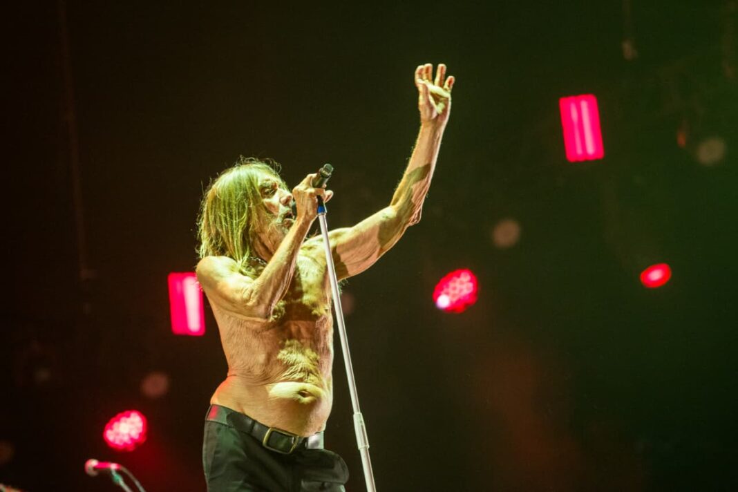 Iggy Pop, super-homem do punk, faz ritual rock n’ roll no The Town 2025